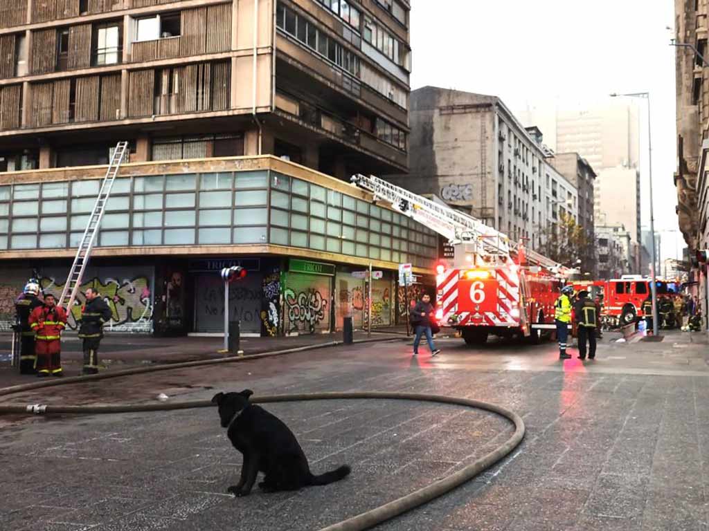Continuaban labores para extinguir incendio de edificio en pleno centro ...